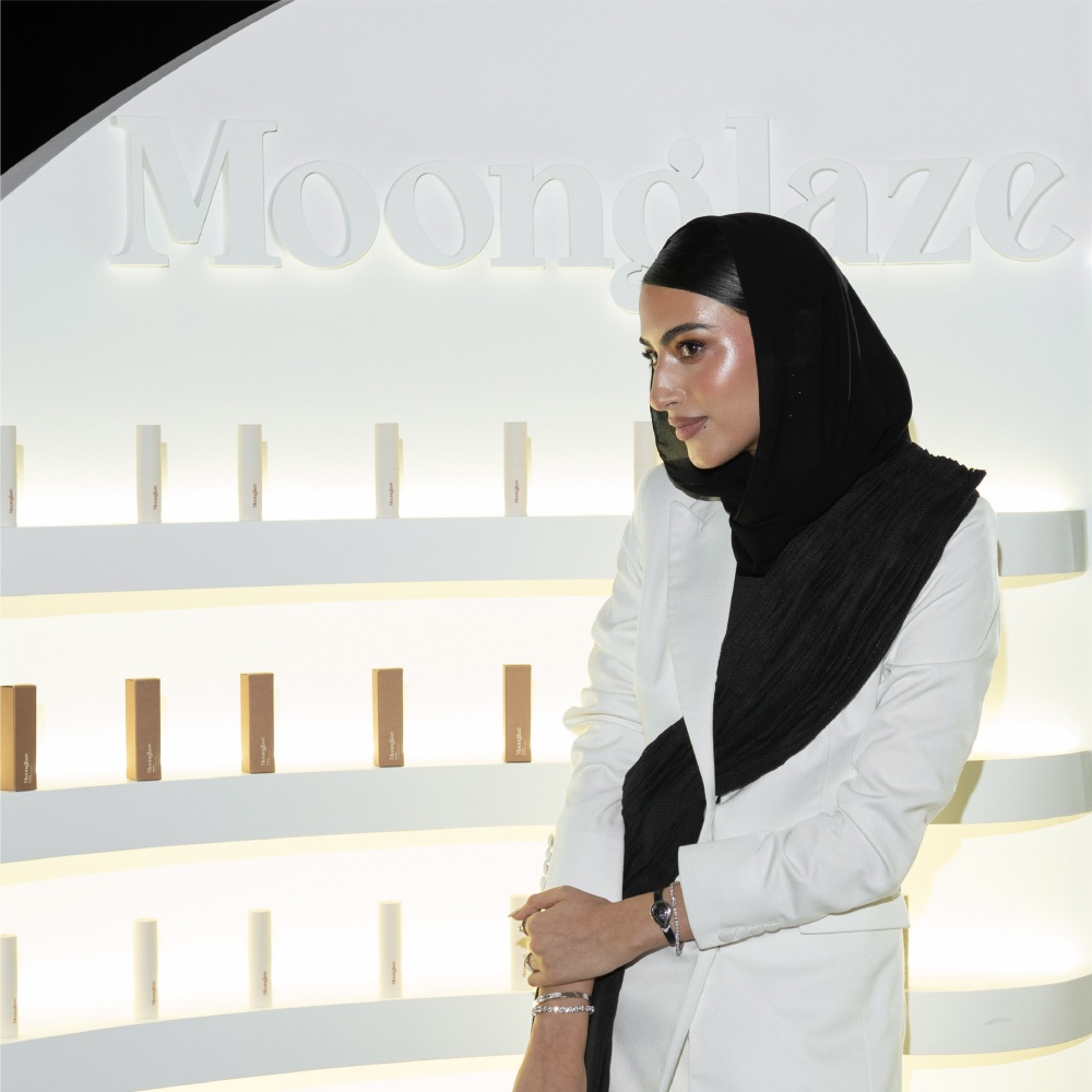 مستحضر الهايلايتر الجديد Moonglaze يحمل بصمة يارا النملة - مجلة هي